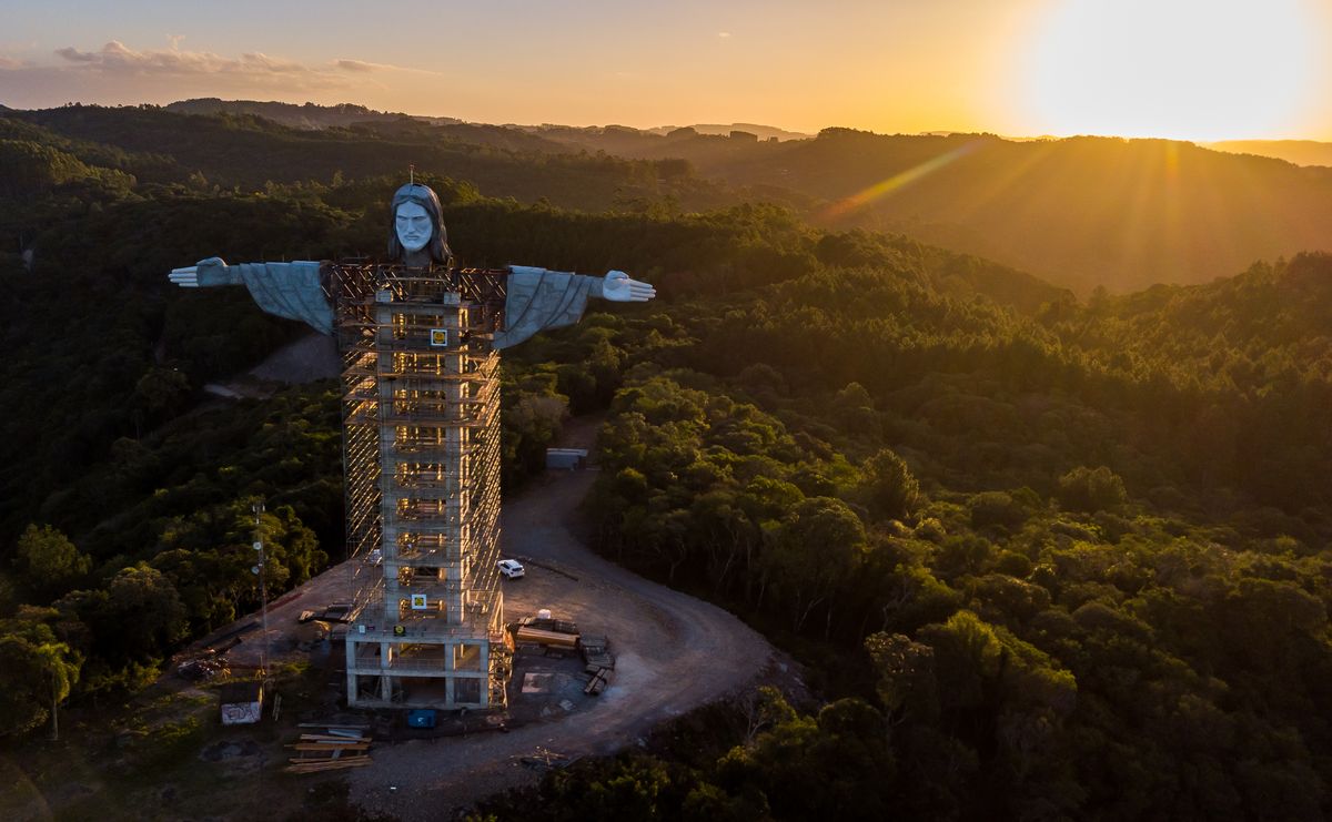 DIEVIŠKOJI DIMENSIJA: Brazilai stato Kristaus Išganytojo statulą ...